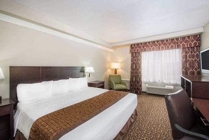 Close To The El Paso Airport W/ Free Shuttle +Pool - El Paso, TX