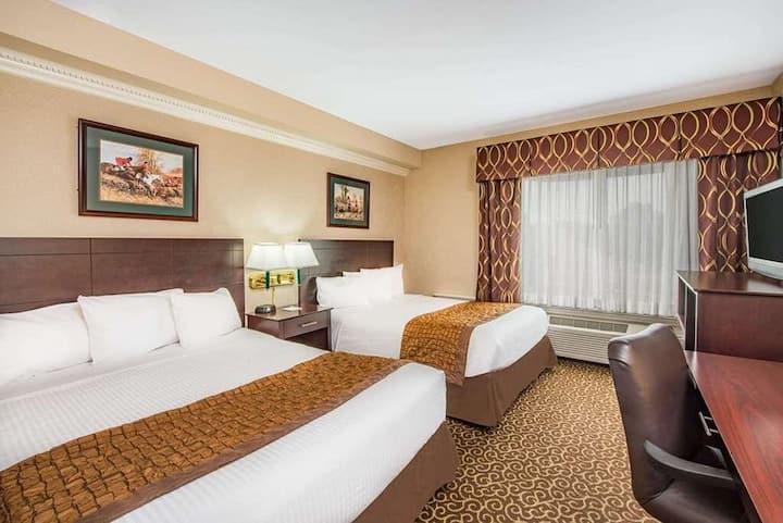 Free Airport Shuttle & Breakfast & Parking + Pool - El Paso, TX