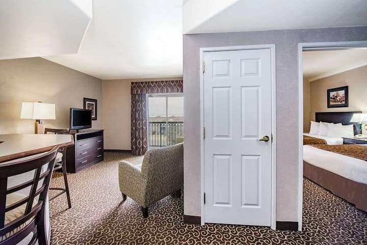Free Airport Shuttle | Studio W/ Kitchenette +Pool - El Paso, TX
