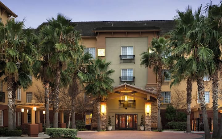 Near San Jose Int'l Airport + Free Breakfast & Gym - San Jose, CA