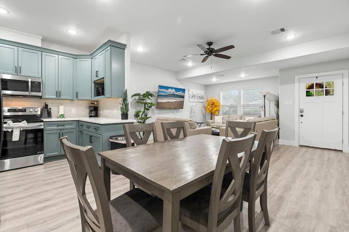 Elegant Beach Manor | Grand Coastal Escape - 갤버스턴