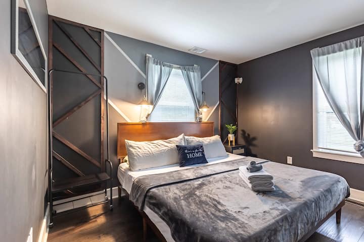 Modern 2br City-center Apt – 10 Min To Downtown | - Broad Ripple, IN