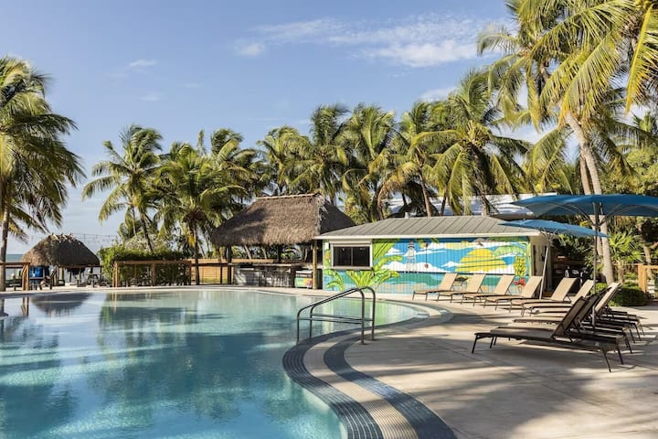 Studio W/2 Queen Beds, Kitchenette, Pool & Parking - Islamorada, FL