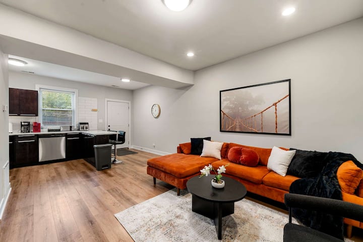 Welcome To Our Charming 2bd 2ba Pilsen Apartment - Englewood - Chicago