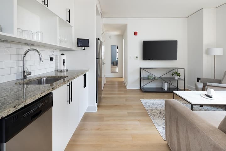 Landing | Beautiful Studio, Pool, Game Room - Kansas City