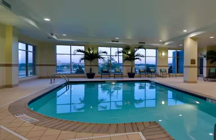Lake Forest Stay + Free Parking & Indoor Pool - Libertyville, IL