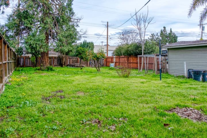2br Family Getaway W/ Yard, Kitchen & Parking - Lodi, CA