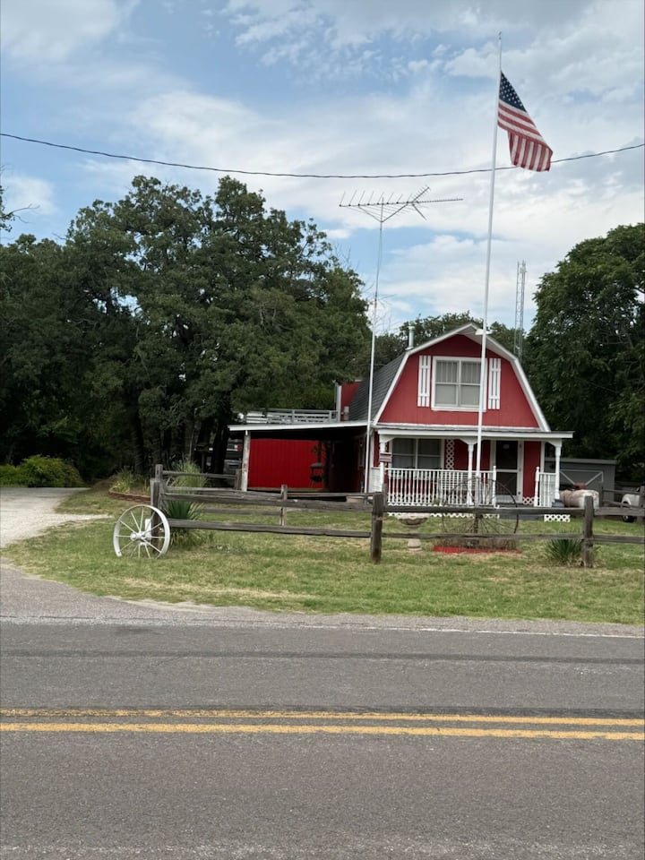 Red Barn Close To Lake - Canton Lake, OK