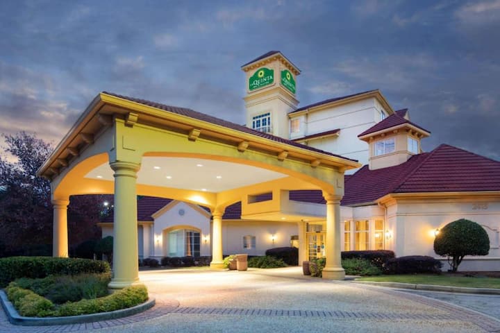 Free Breakfast, Outdoor Pool & City Access - Atlanta, GA