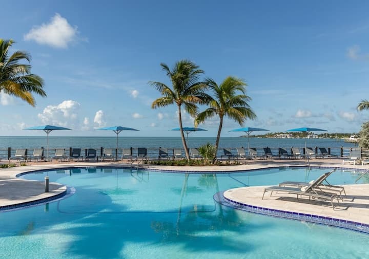 2 Guest Room, 2 Queens, Balcony, Free Parking - Islamorada, FL