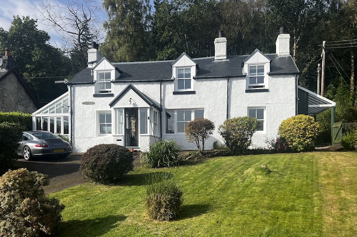 Charming Cosy 3 Bedroom Cottage - Loch Views - Inveraray