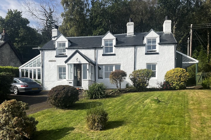 Charming Old Schoolhouse - Cosy 3 Bedroom Cottage - Inveraray