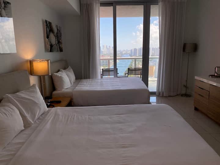 Amazing Miami Studio W/2q Beds And Beach Service - Hallandale Beach, FL
