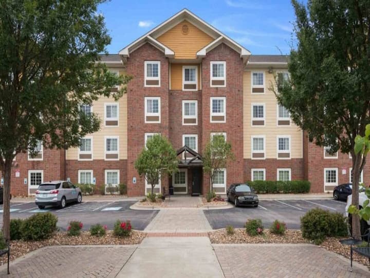 1 Lit Queen | Ns | Cuisine - Olathe, KS