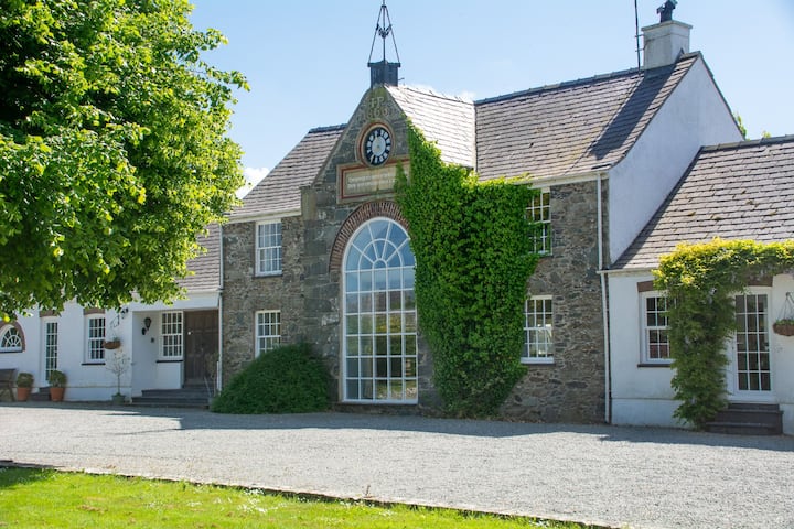 Elegant Manor Escape With Hot Tub Near Rhosneigr - Rhosneigr