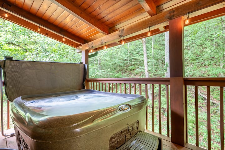 Relaxing 2bd W/ Hot Tub! Pool Access + Near Town! - Sevierville, TN