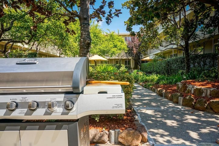 Suite W/ Kitchen, Walk To Shops & Dining | Pool - San Rafael, CA