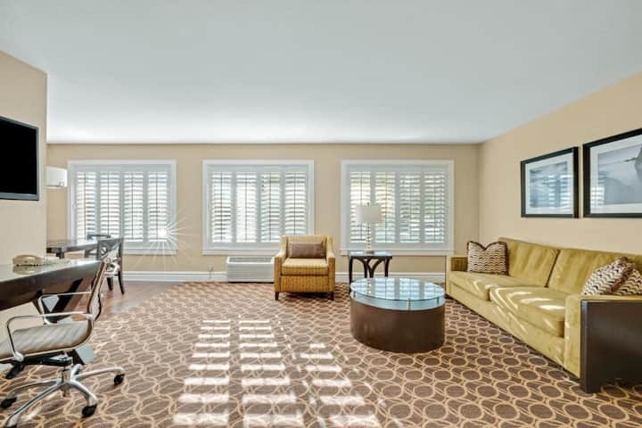 Suite W/ Kitchen, Walk To Shops & Dining | Pool - San Rafael, CA