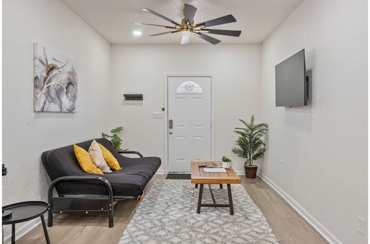 Glorius Amazing 2br/1ba Stay Near Lively Downtown! - Alamodome - San Antonio