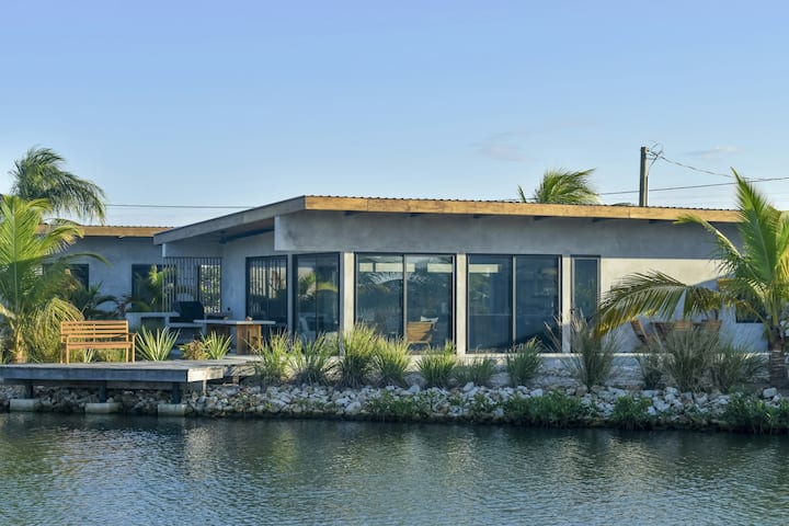 3br Villa With Dock, Pool & Access To Café - Placencia