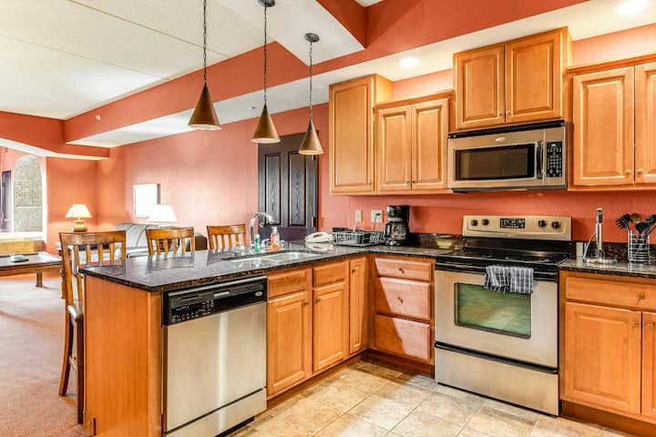 Chula Vista Condo | Fireplace + Jetted Tub + Adven - Wisconsin Dells, WI