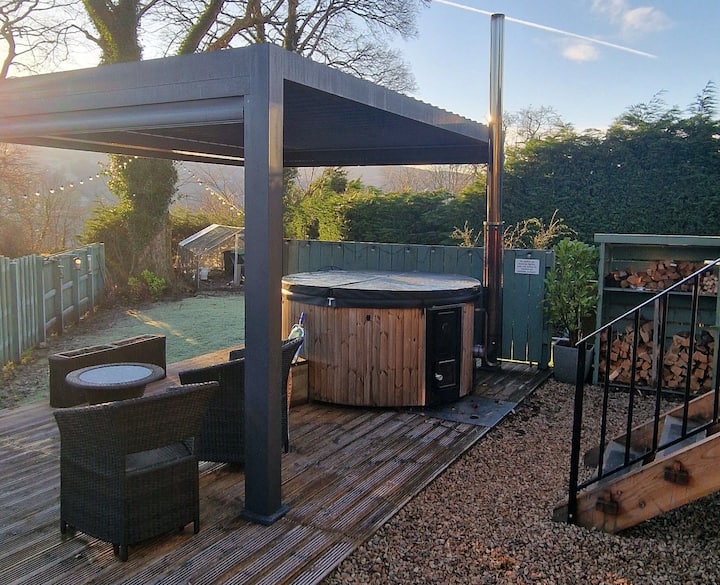 Driftwood & Hot Tub - Fort William