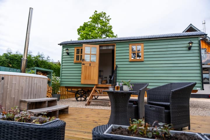 Driftwood & Hot Tub - Fort William