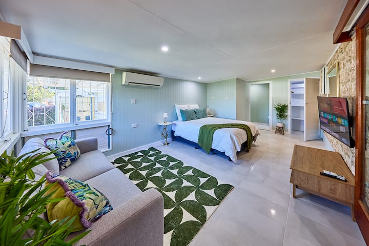 Studio Esme Whitfield Cairns - Cairns