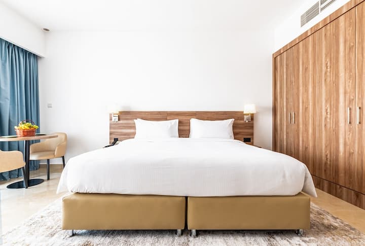 Elegant Studio Near Skycourts Towers Dubai Land - Dubai