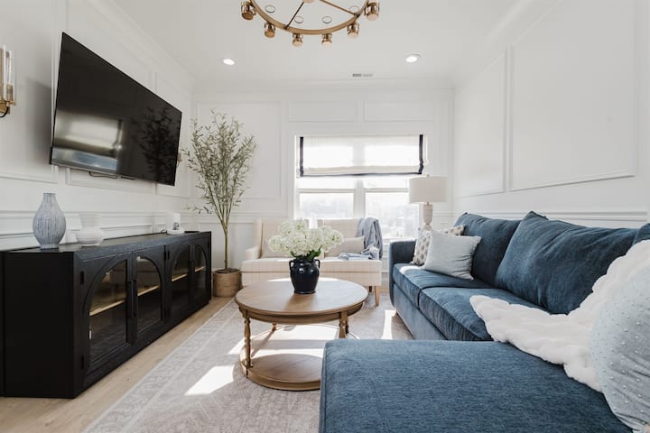 Newly Renovated Condo On Notre Dame Ave, Sleeps 6 - South Bend, IN