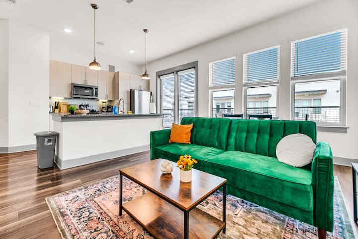 Modern Flat Gym, Pool & High Speed Wifi | Downtown - Fort Worth, TX