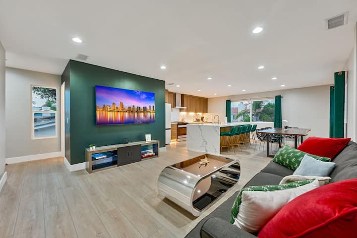 Modern 3br | Walk To Bay • Pet-friendly • Parking - San Diego, CA