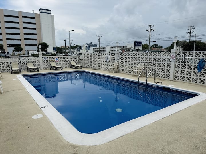 Virginia Beach Stay | Swim. Pool. Free Parking. - Virginia Beach, VA