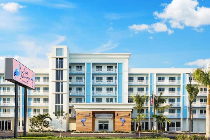 Near Smathers Beach + Pool. Breakfast. Shuttle. - Key West, FL