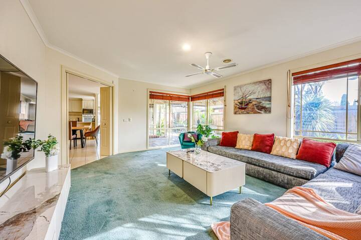 Stayau Ultimate Family Entertainer 4br Cranbourne - Casey Fields