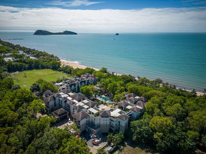 329 Contemporary Apartment Beachfront Palm Cove - 팜 코브