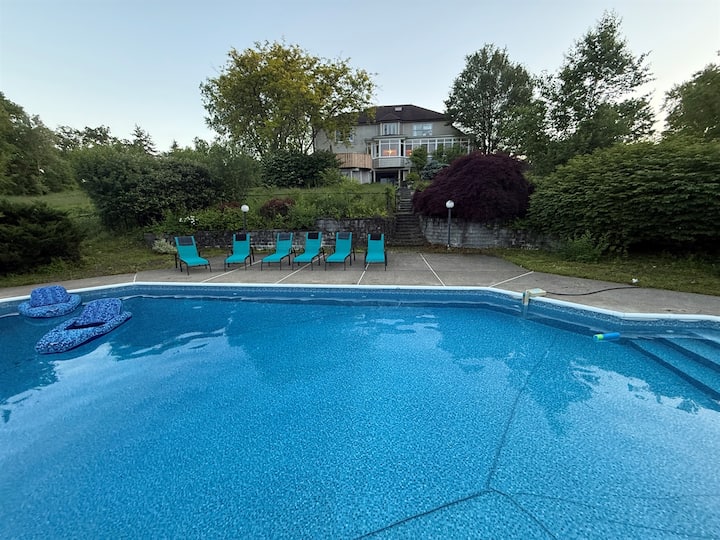 Pool, Fire Pit Bedroom & Alaska King – Sleeps 16 - Middletown, NY