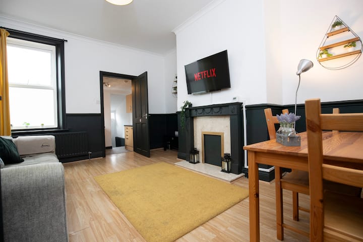 Modern 3 Br Comfort On Faraday - Gosforth