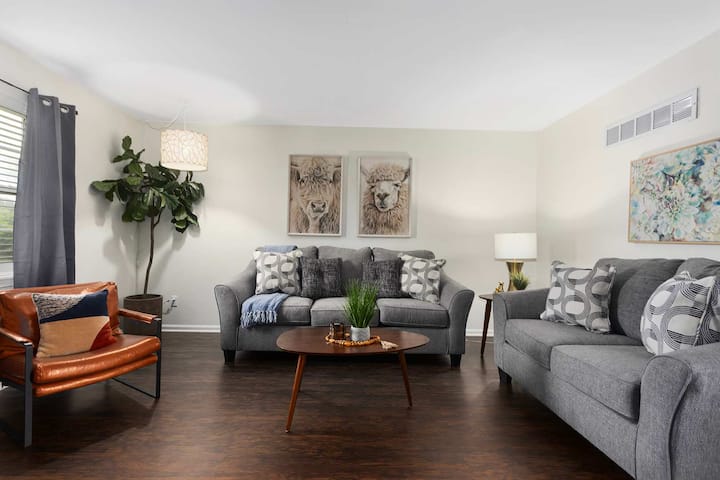 Townhome Minutes Away From Kc|sleeps 10 &Renovated - Belton, MO