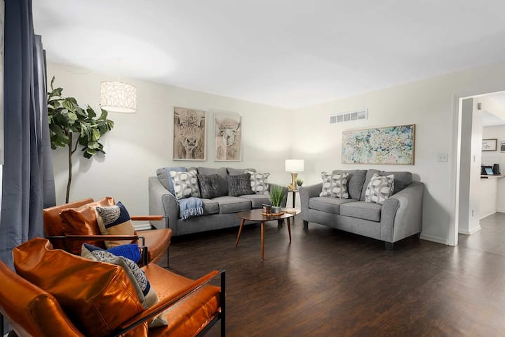 Cozy Townhome_renovated & Mins From Kc Attractions - Kansas City, MO
