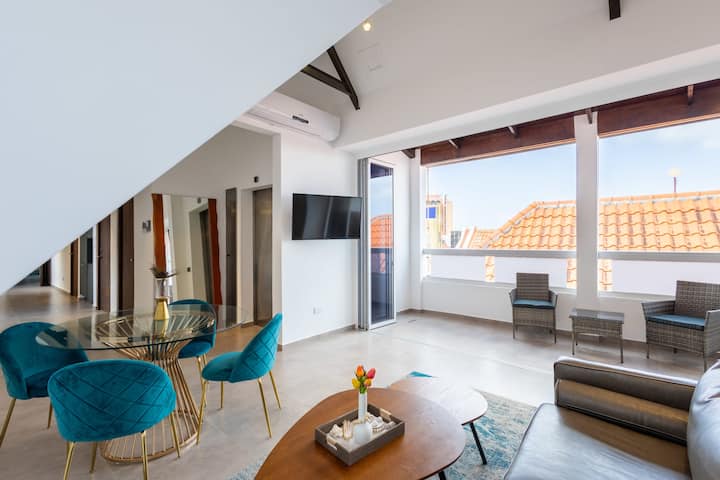 The Handelskade Crown: A Historical Penthouse - Curaçao