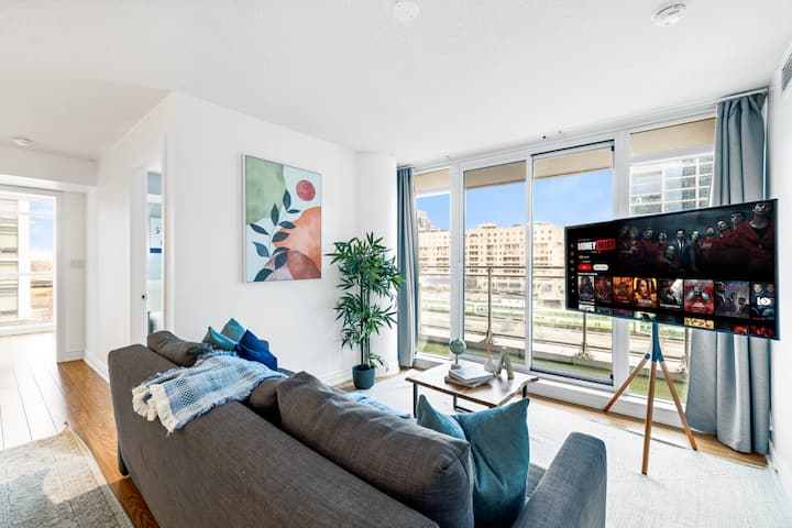 Spacious 3br Downtown Condo With Patio - Toronto