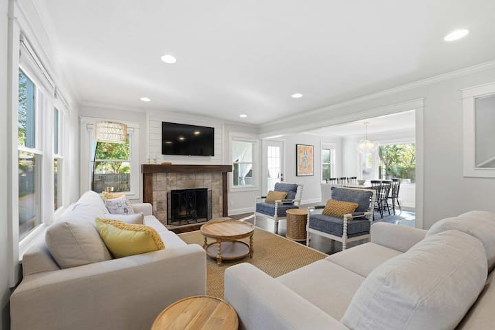 Big House, Big Yard, Big Memories | Spacious Op Ho - Overland Park, KS