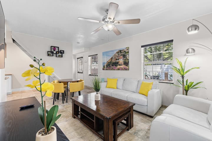 Beach Retreat • 2br • Bikes, Patio & Fire Pit - St. Petersburg, FL