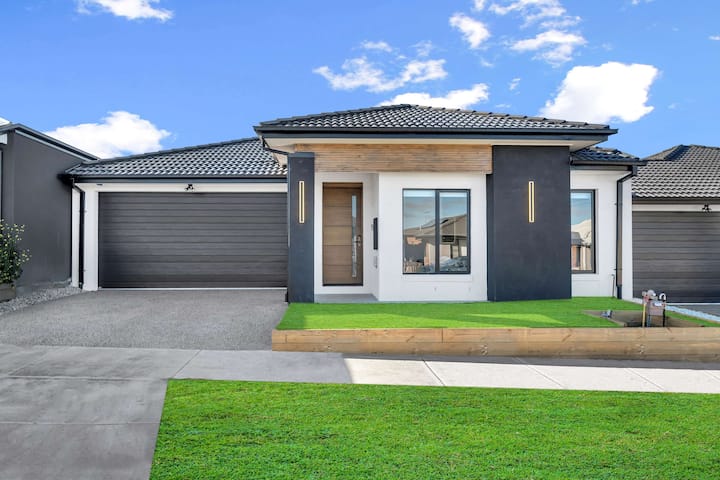 Sleek Family Home Near Kallo Town Centre - Melbourne