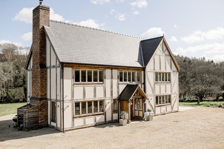 Lambourne House - Extra Night Free!* - Wrexham