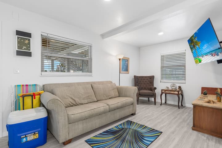 Walk To Beach, Restaurants, Night Life Steps Away! - Fort Myers Beach, FL