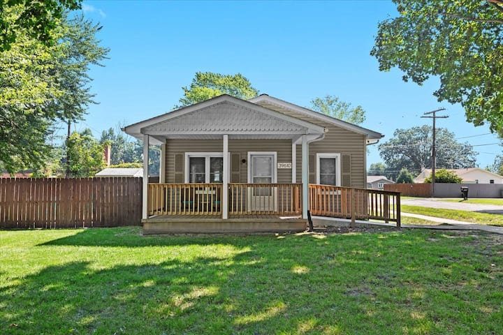 Cozy 3br Getaway With Hot Tub, Firepit & Bbq - Roseville, MI