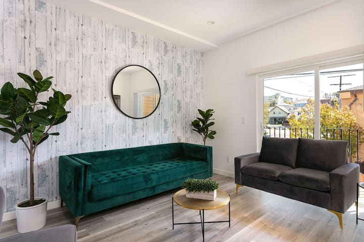 Experience Luxury 4br Townhouse | Sleeps 8 + Parki - Los Angeles, CA