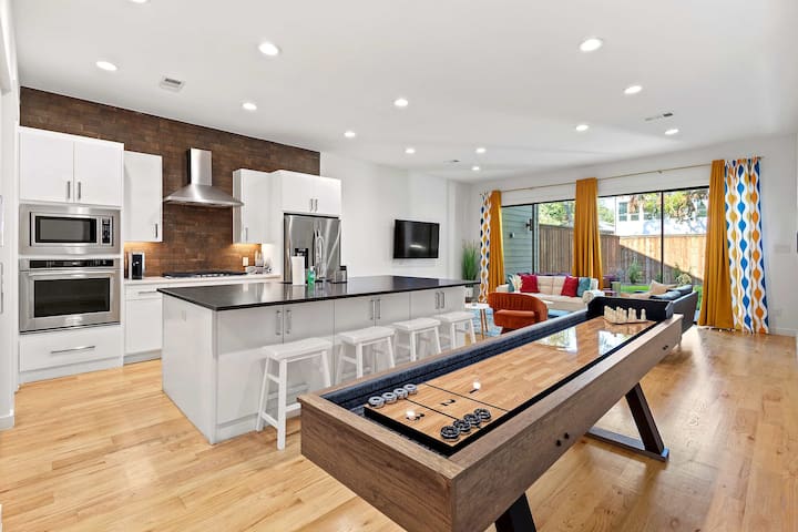 Dallas Fame, Downtown, Dart, Arenas, Garage! - Dallas, TX